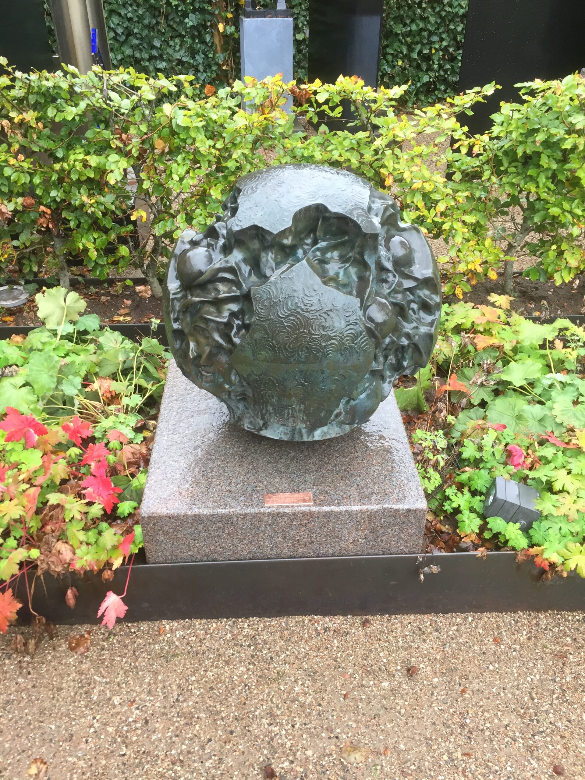 “Brudt sfære med kvindeansigt” af Jens-Flemming Sørensen - Kunst i Varde