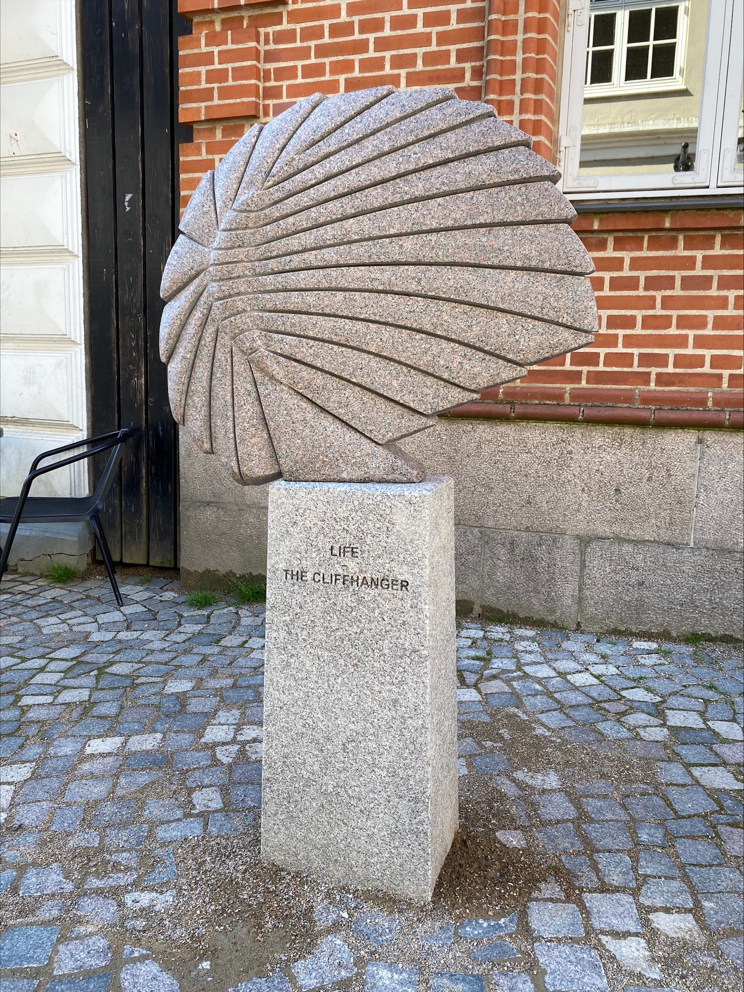 "Life - The Cliffhanger" af Jesper Neergaard - Kunst i Varde